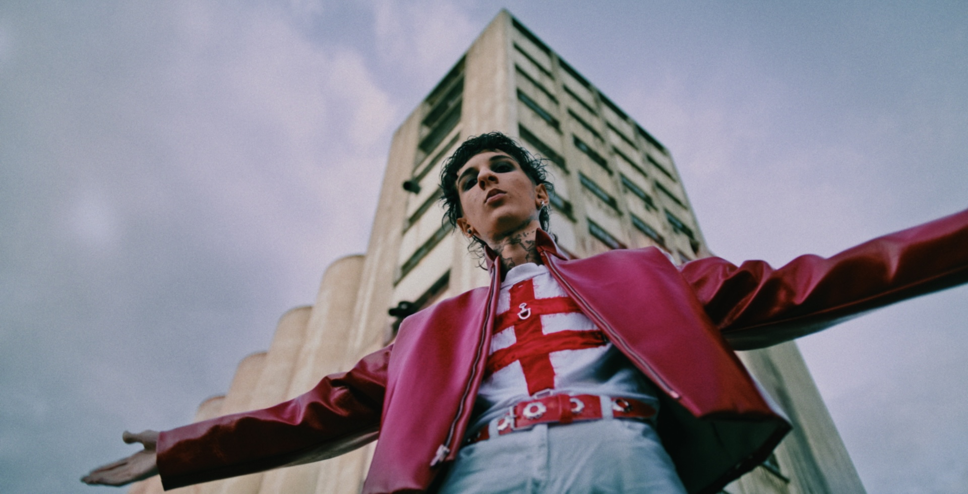 Screen grabs from the «Mavi Solman – Deniyorum Ama» music video. Color ...