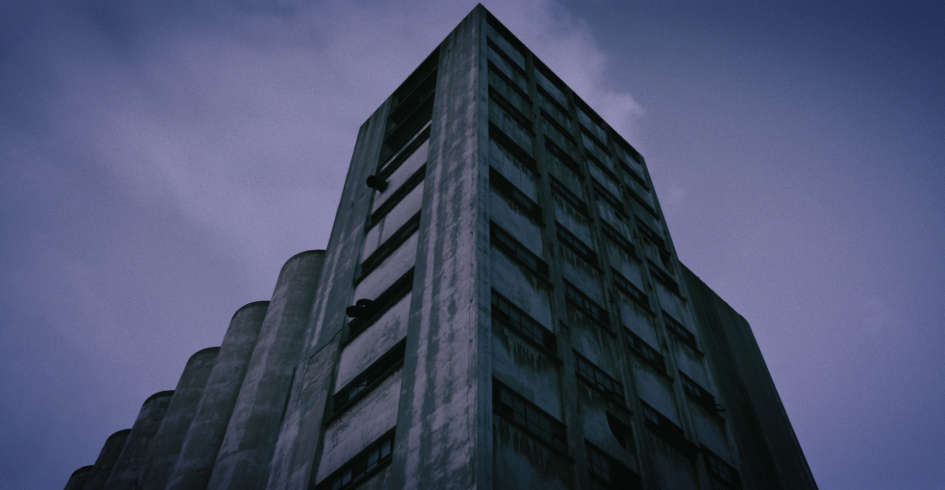 Screen grabs from the «Mavi Solman – Deniyorum Ama» music video. Color ...